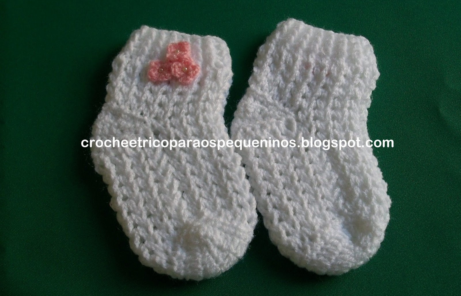 CROCHE E TRICO PARA OS PEQUENINOS: Meia de crochê para bebe