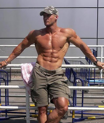 world bodybuilders pictures: lukas gabris using muscles making machines