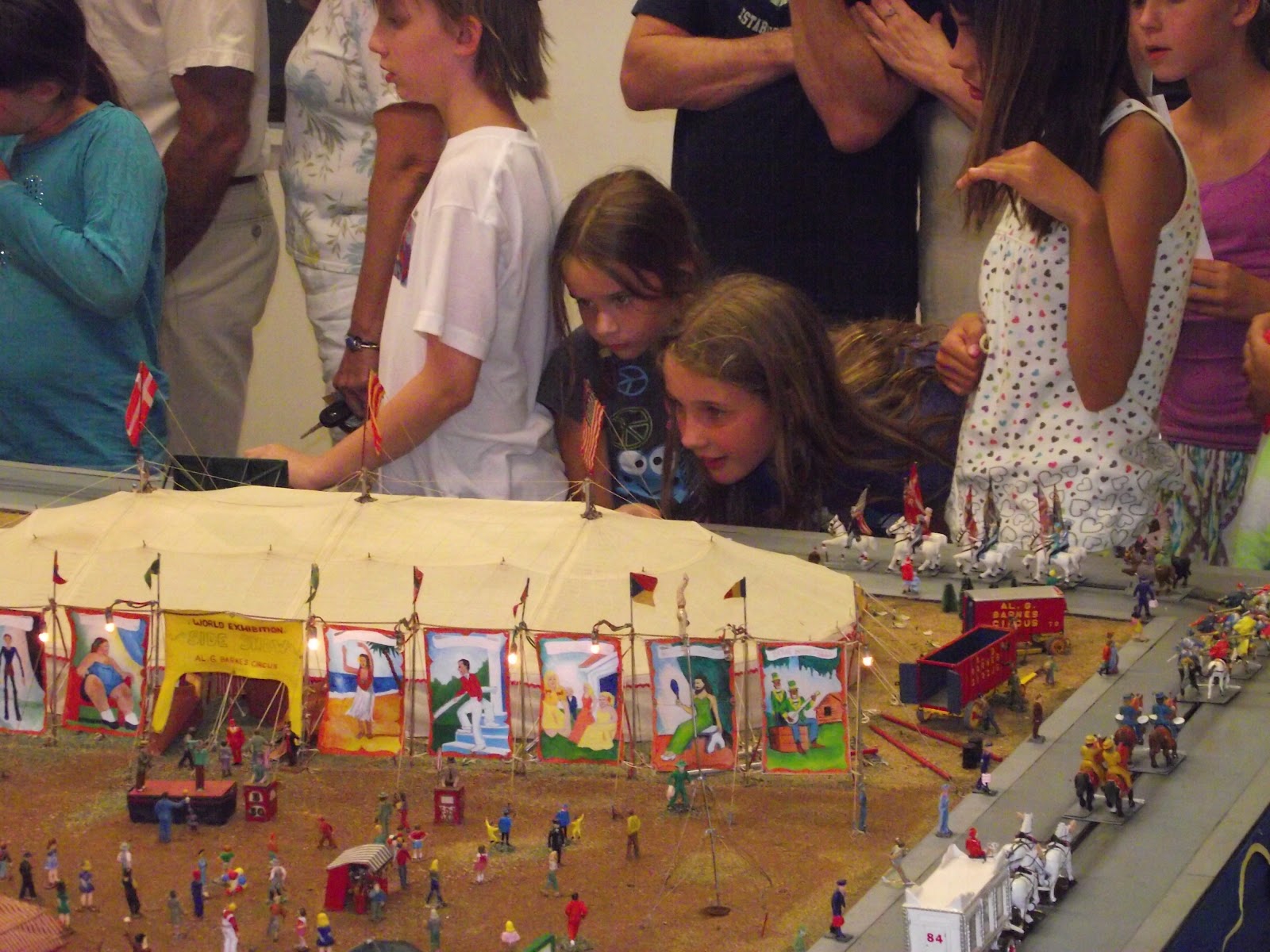 Saug-Doug-All-Lake-Glenn-Ges: Miniature circus model brings big smiles