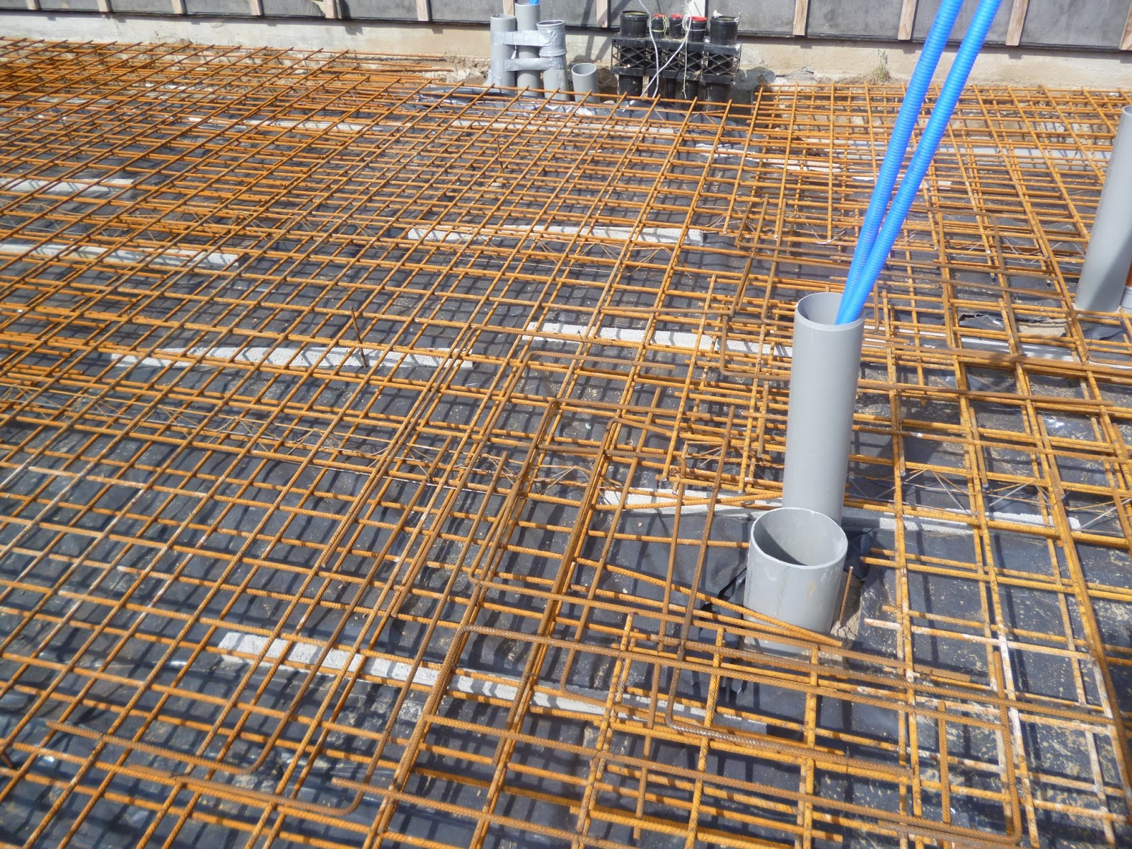 Bouw Toon & Nele: plaatsen beton-netten