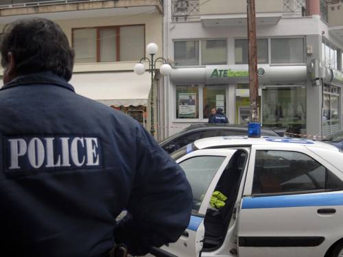 ΠΕΤΑΞΑΝ ΒΟΜΒΑ ΣΤΟ ΚΟΛΩΝΑΚΙ! - ΠΙΣΩ ΑΠΟ ΤΗΝ ΚΟΥΡΤΙΝΑ - NEWS