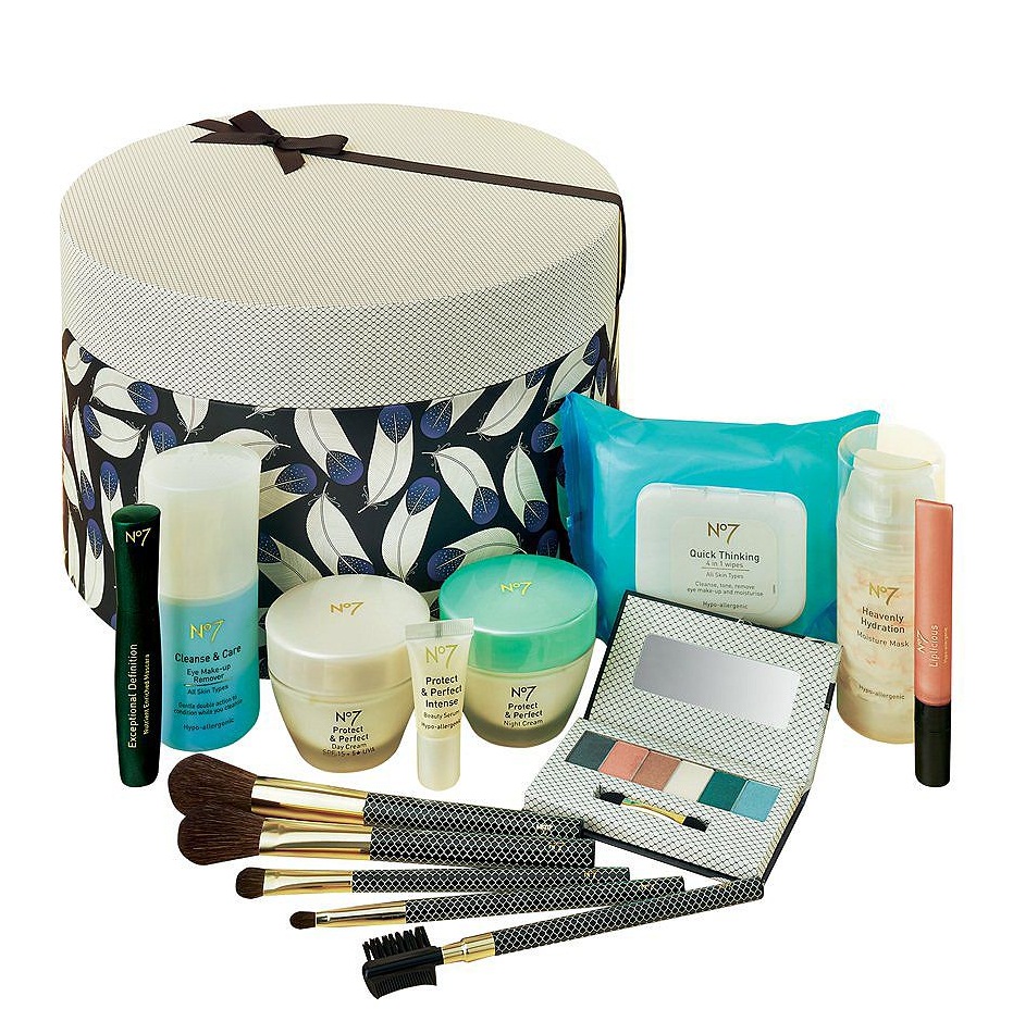 Christmas Gifts: The No7 Ultimate Collection - A LITTLE OBSESSED