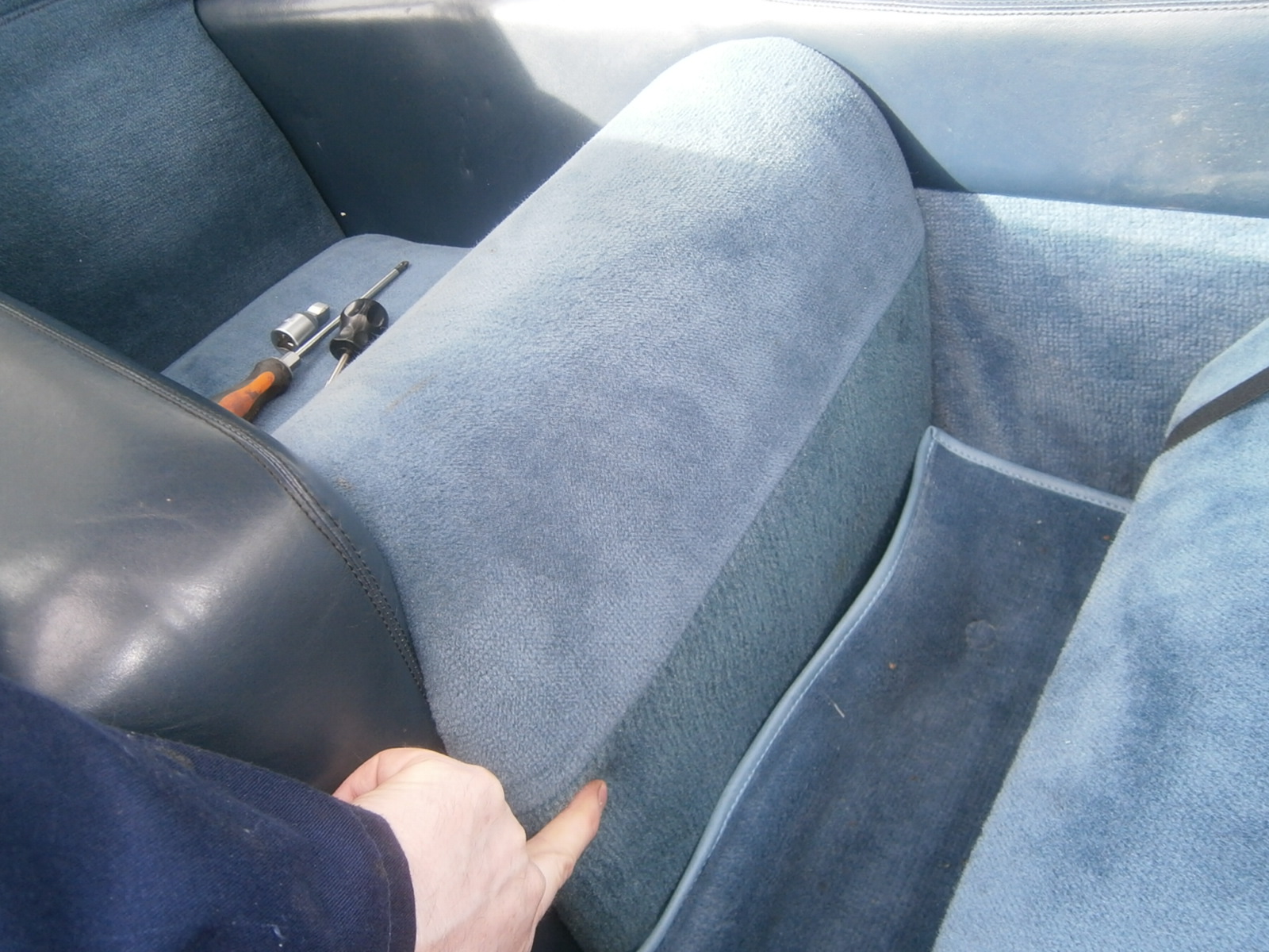 Lotus Excel Restoration: Installation of rear seatbelts Securon 200