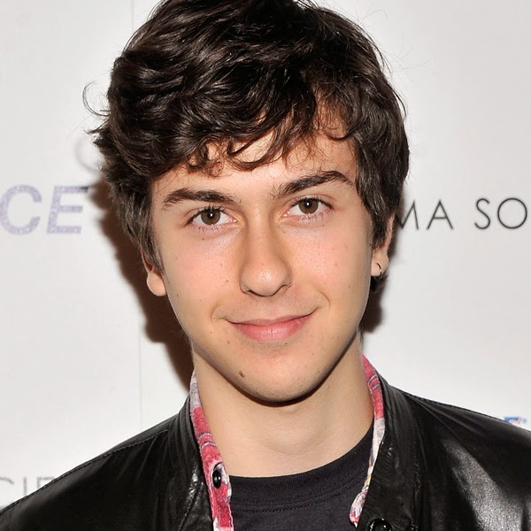 Encantos Paralelos: [Como seria...? Especial] Victor Rosa!