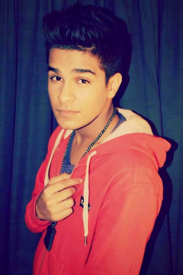 Asim Azhar: Pakistani Singer, Songwriter Listen All Songs OnLine Free ...