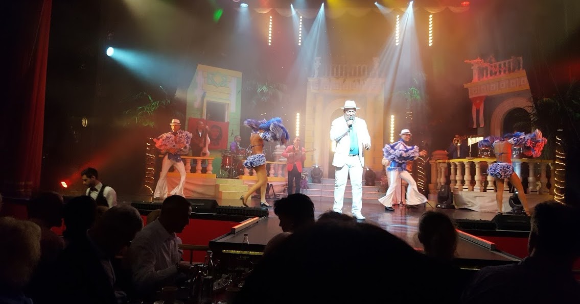 Roncalli’s Apollo-Varieté-Theater direkt neben dem Landtag am Rheinufer