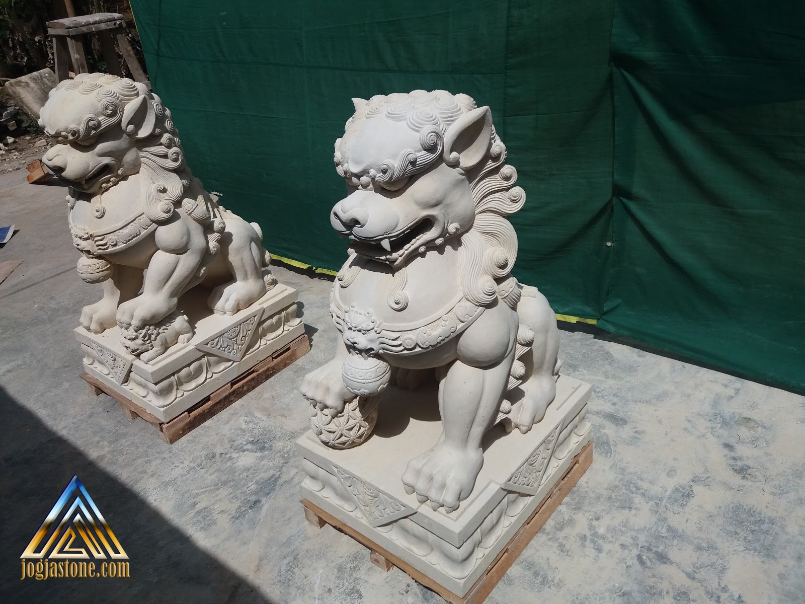 Patung singa samsi atau foo dog