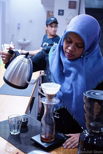 Kala Teman Meracik Kopi di Candala Coffee - Nasirullah Sitam