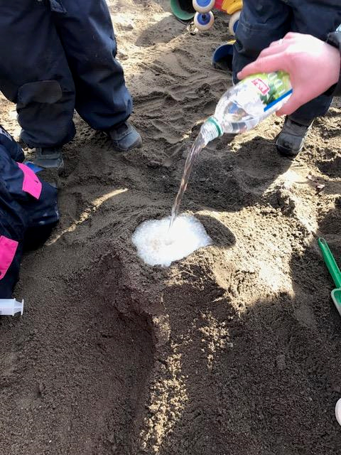 Dr. Brandts barnehage: Vulkanen lever i sandkassa