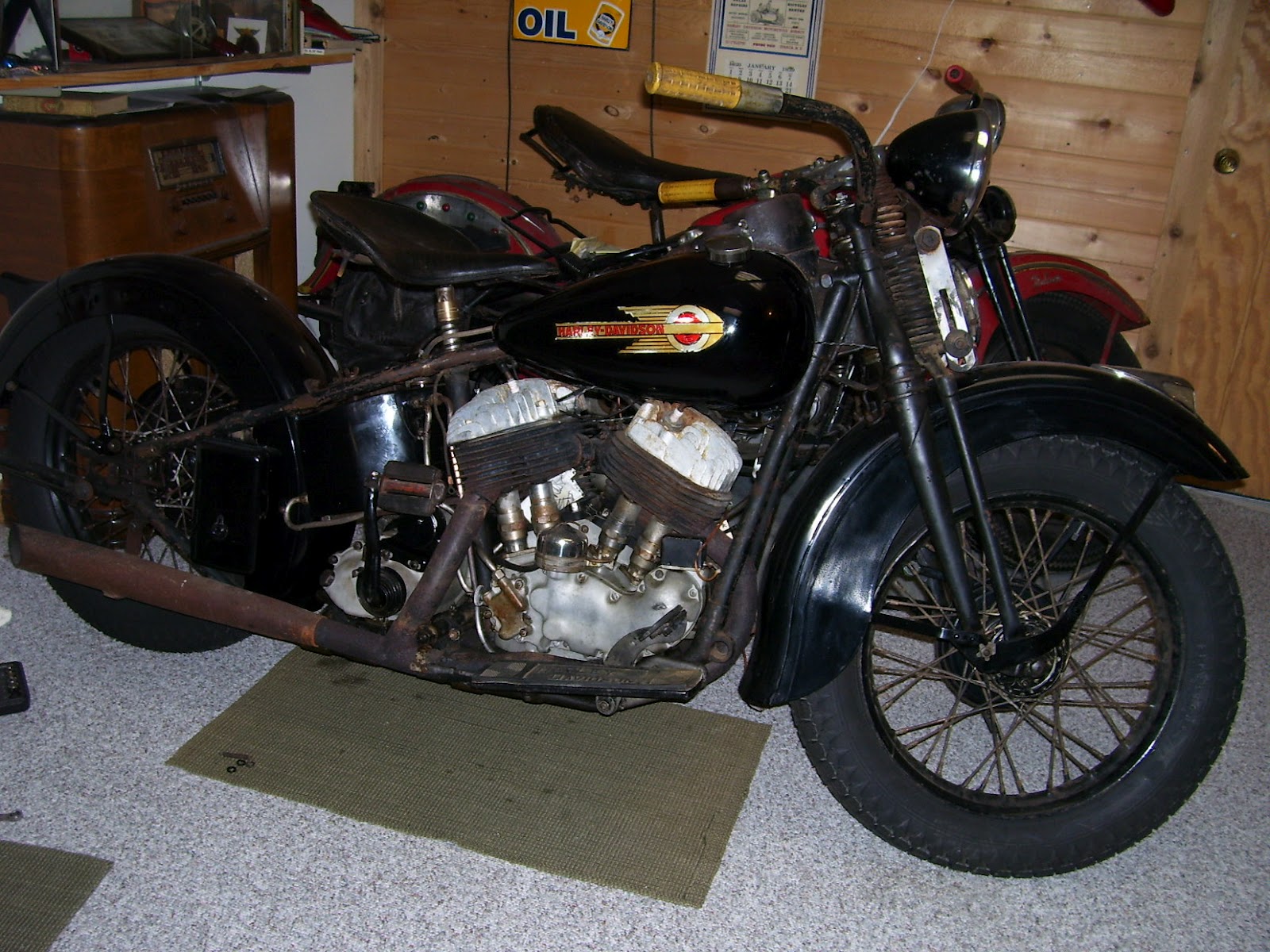 Knuckle Buster 1939: 1944 Knuckle and 1938 Flathead