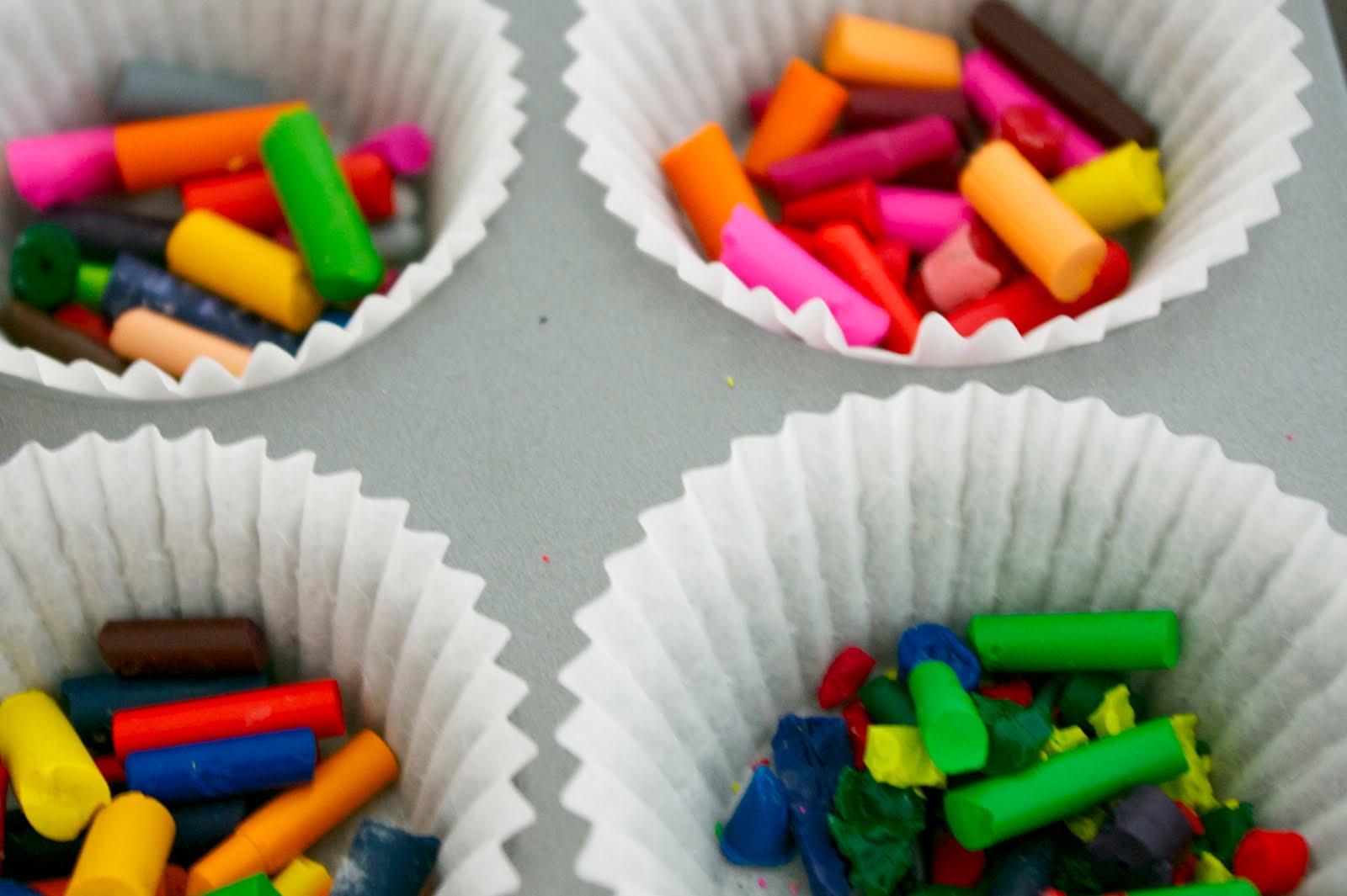 turquoise violets: DIY: rainbow crayons
