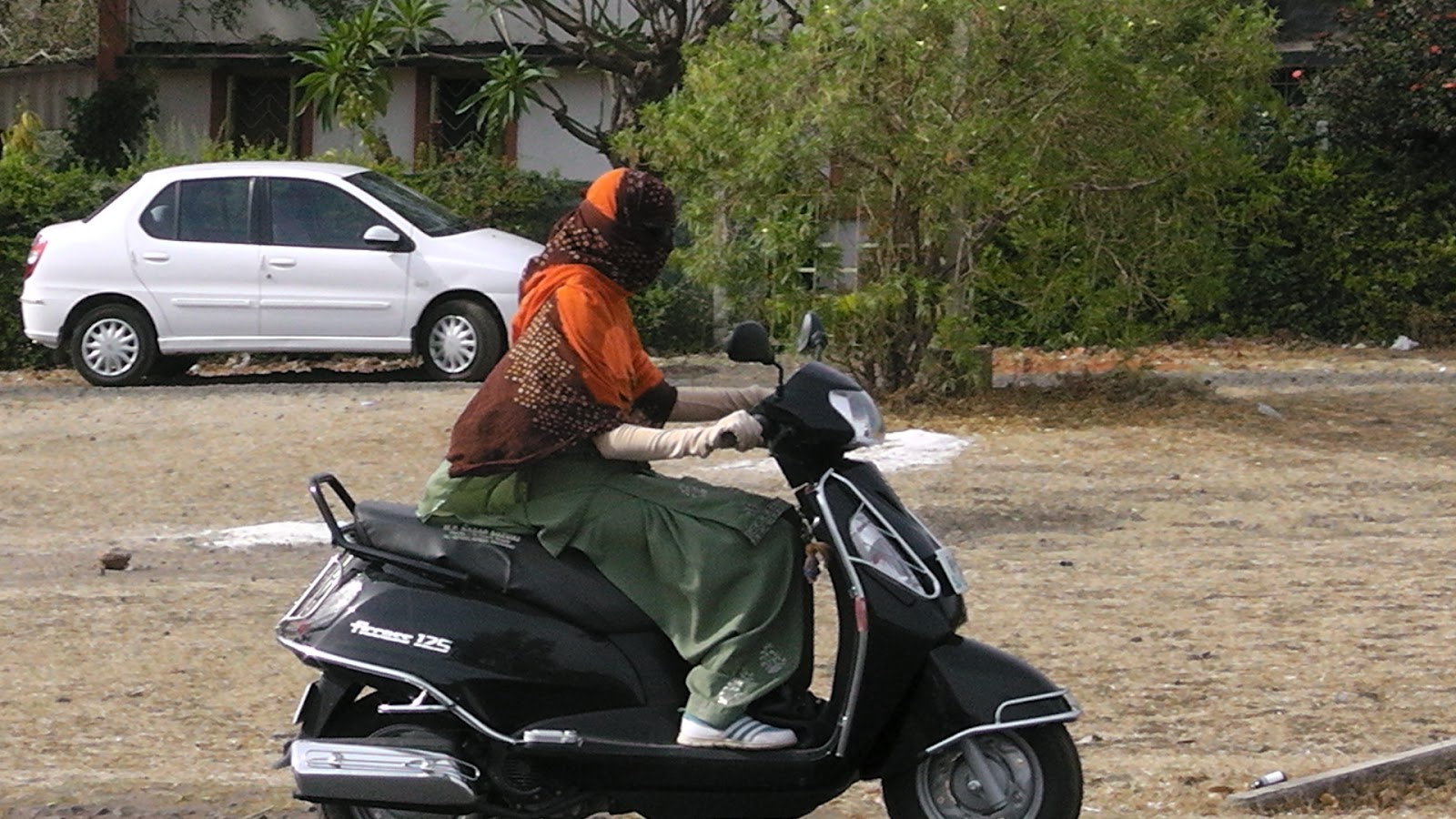 Daemon's Workshop: Indian women in gloves, Indian women riding scooty ...