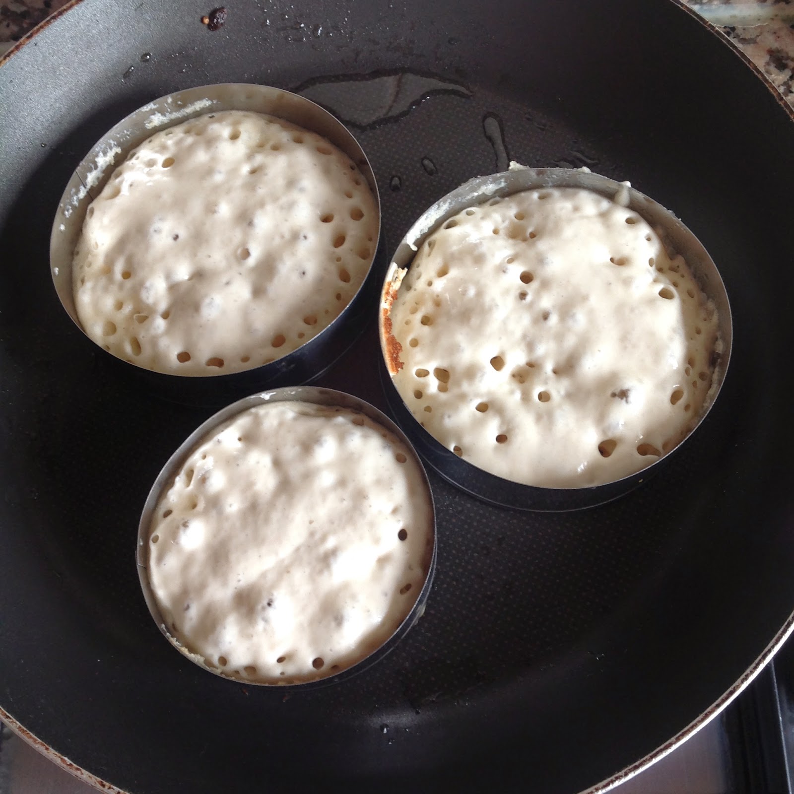 Bige's Happy Kitchen: Traditional British Tea Time: Crumpets