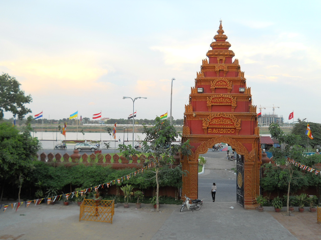 Thailand beyond solo backpacking: Wat Ounalom Monastery,Phnom Penh