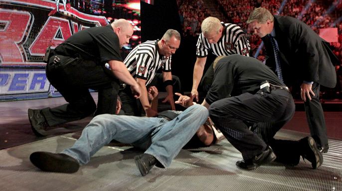 WWE In live!!!!: KEVIN NASH ATACA A TRIPLE H CON UN MAZO