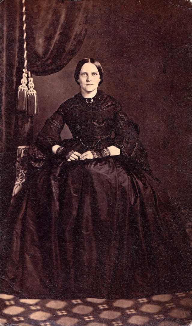 Victorian Widows: Graceful Photos of Young Women in Mourning Dresses ...