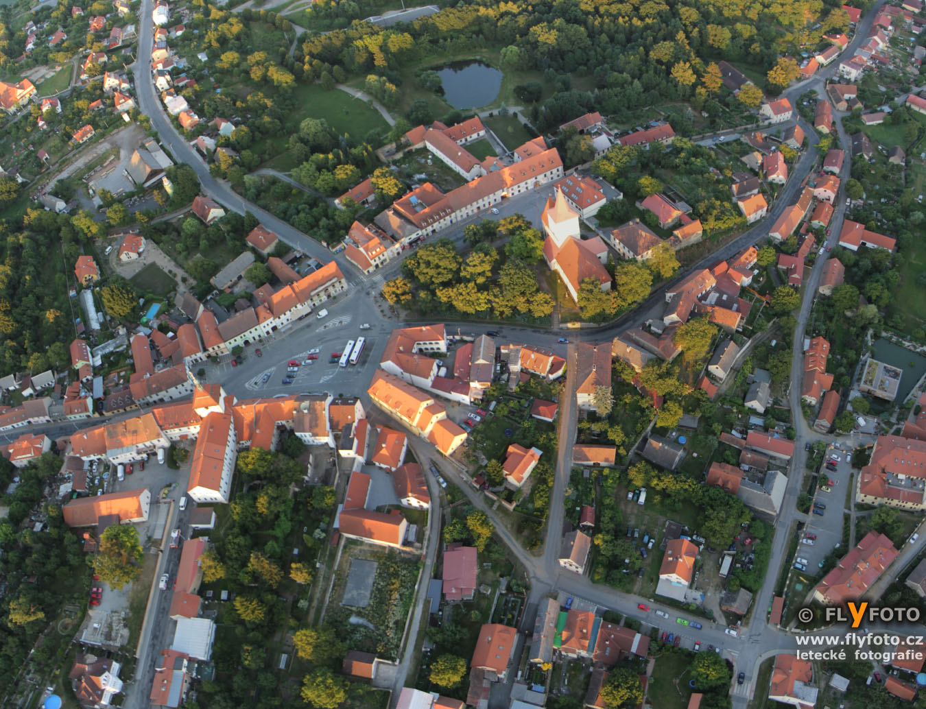 FLyFOTO letecká fotografie a video: Jílové u Prahy