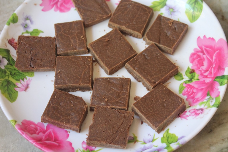 Chocolate Burfi Recipe - Chocolate Maida Burfi Recipe - Yummy Tummy