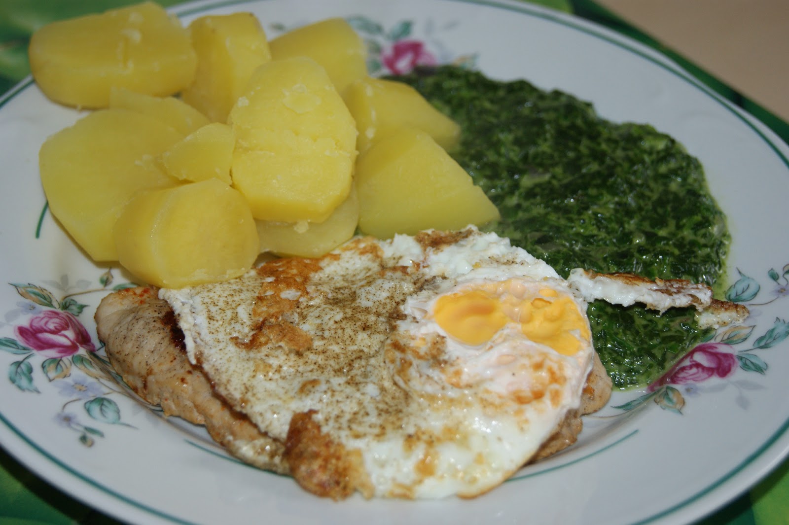 Schnitzel Holsteiner Art mit Rahmspinat - monis_paradise ♥