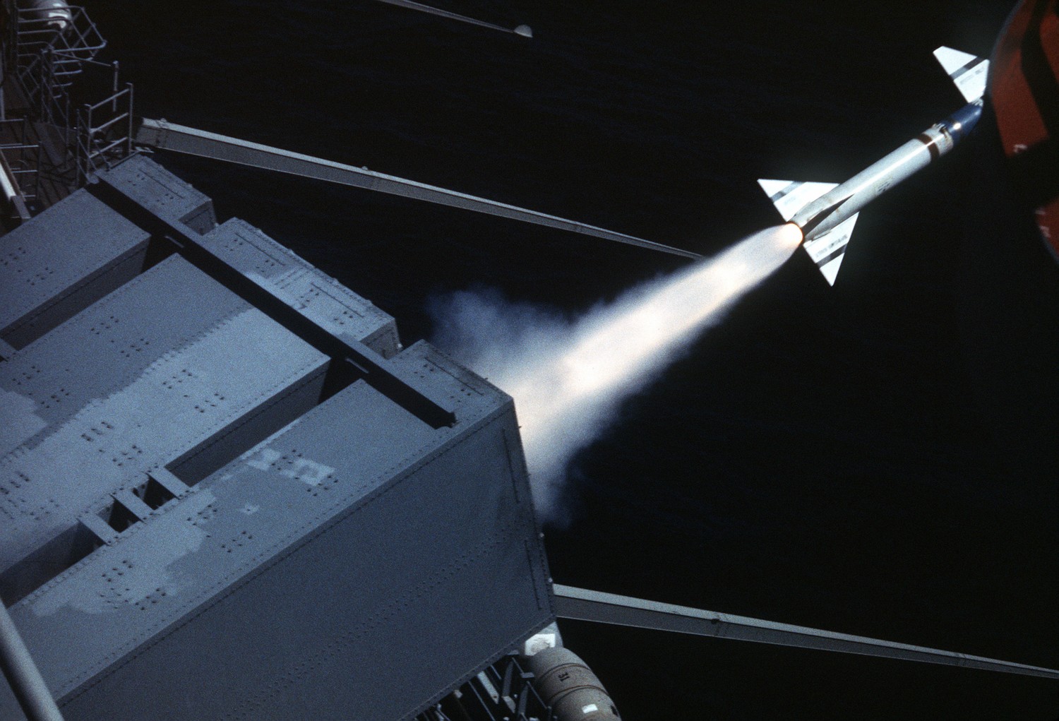 عمروعروق: Mk-25 Missile Launching System