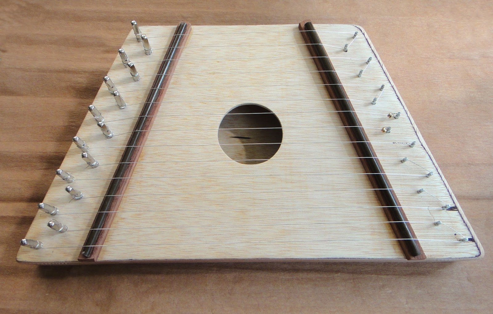 Tras la senda de los ancestros: Cítara de 15 cuerdas