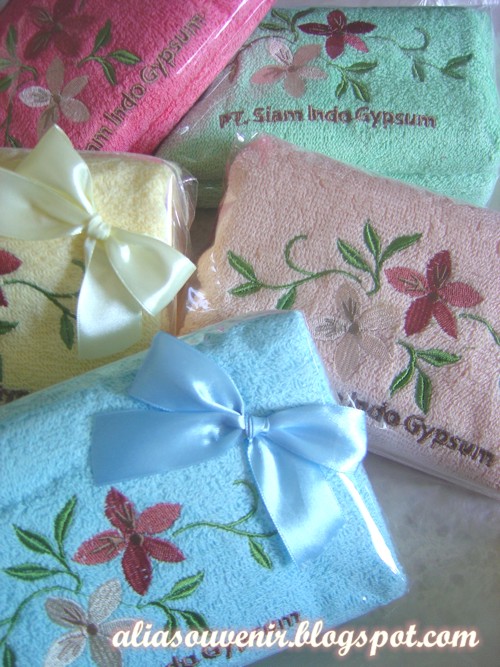 Souvenir Handuk Bordir Kemasan Plastik + Pita