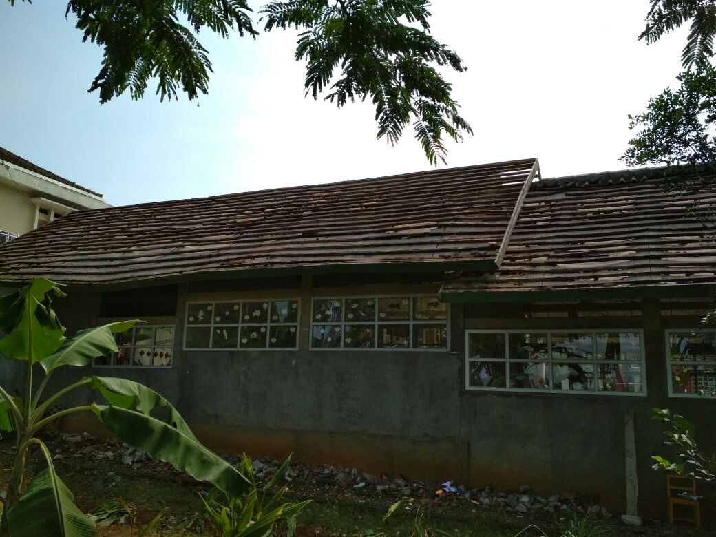 Yayasan Al-Muchtar Ubrug Sukabumi: Perbaikan atap sekolah.