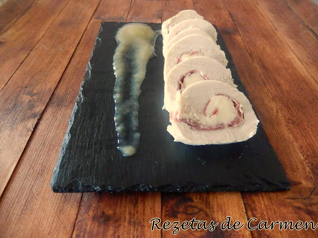 Rollo de pollo relleno con jamón y queso