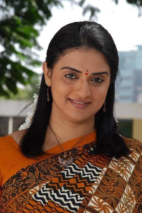Pavitra Lokesh Family,Age,Height,DOB,Husband,Wiki - britydetails Pavitra Lokesh Family,Age,Height,DOB,Husband,Wiki - britydetails