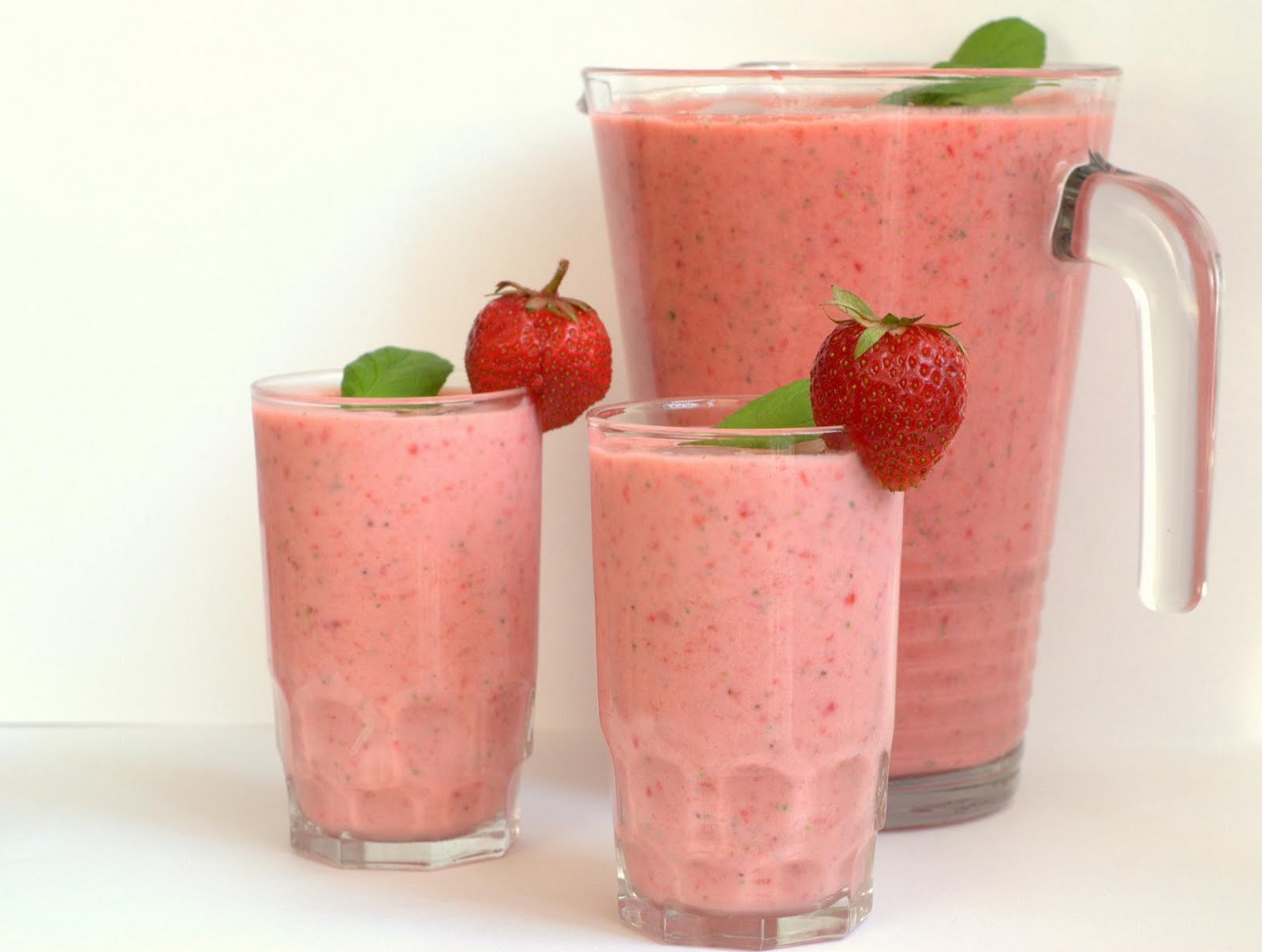 Proste Przepisy Kulinarne: Koktajl truskawkowo - miętowy