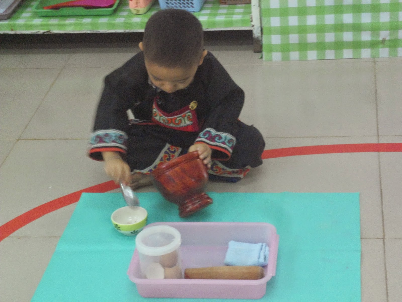 Khom Loy Montessori: Pounding activity