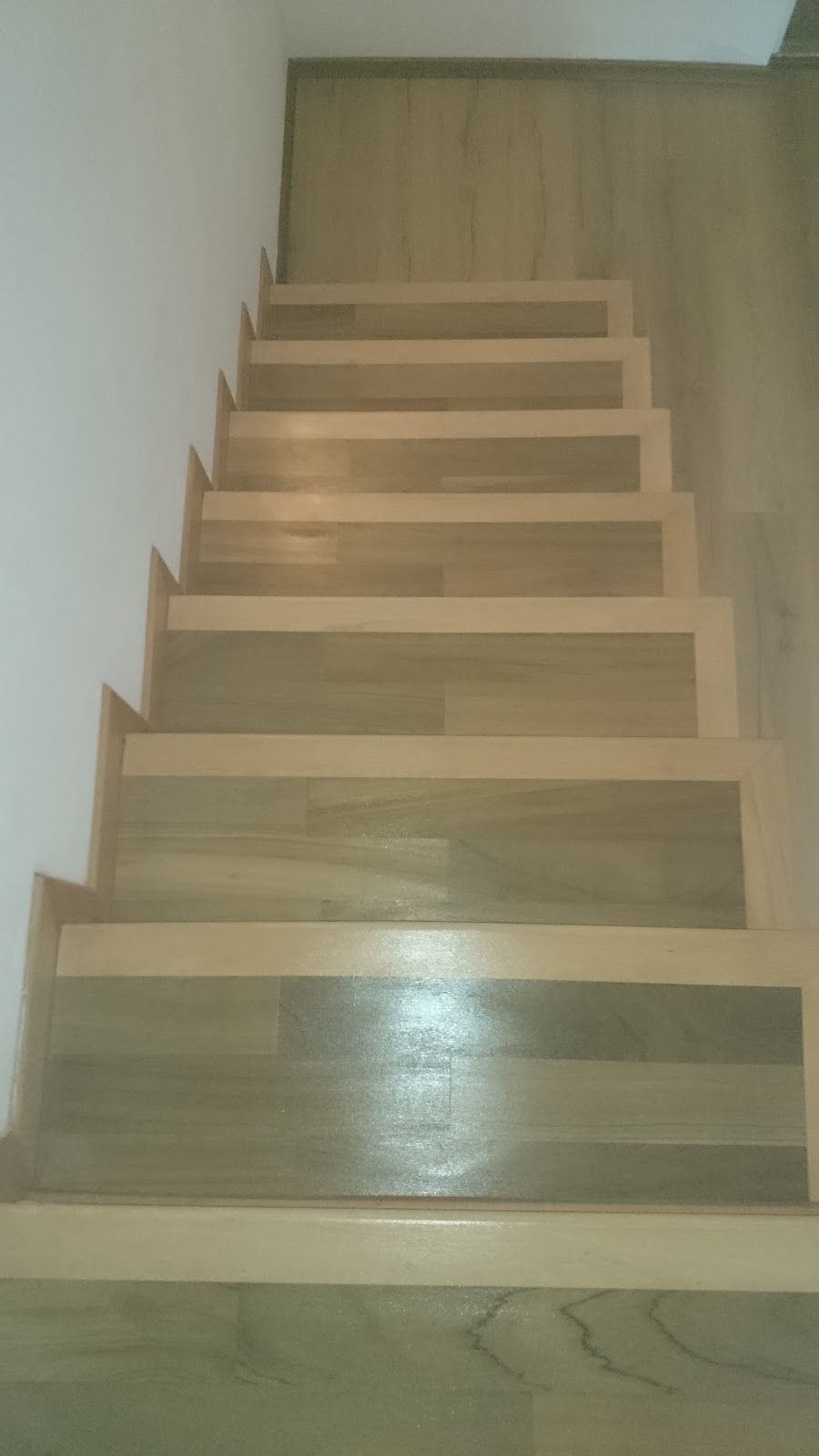 Scară, treaptă de scară din parchet sau blaturi