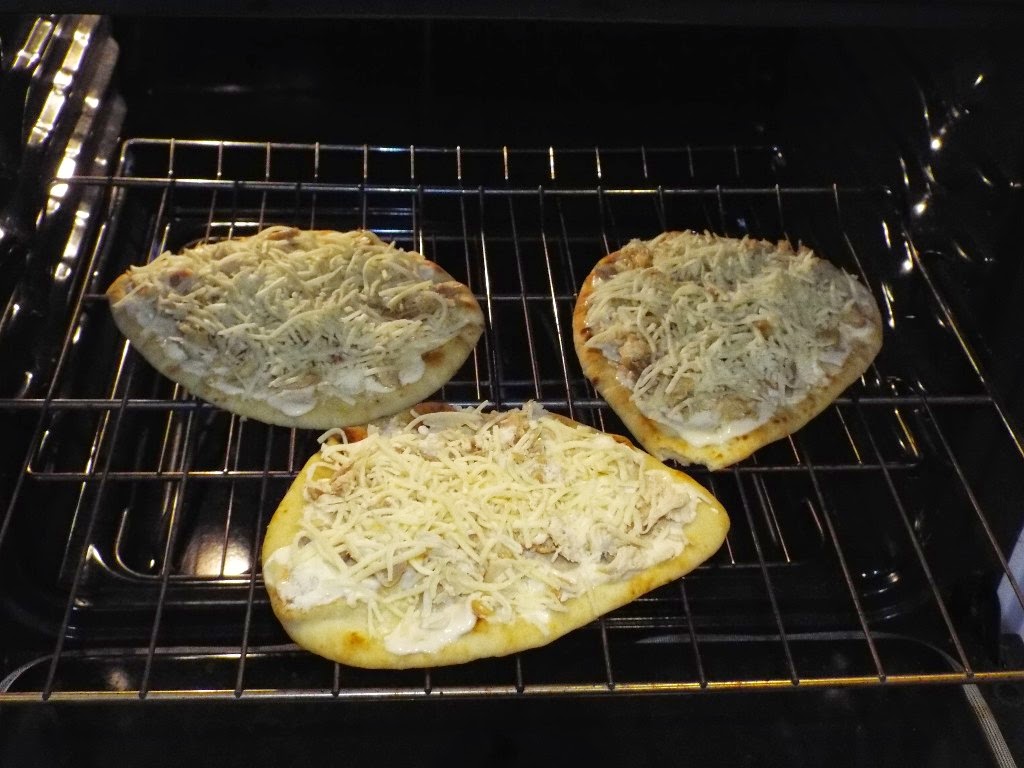 Clever, Crafty, Cookin' Mama: Cheesy Garlic Chicken Flat Bread