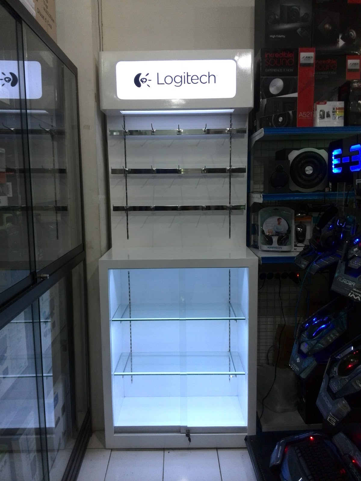 Jasa Pembuatan Lemari Display /Booth /Papan Nama /Rak /Shop Signage ...