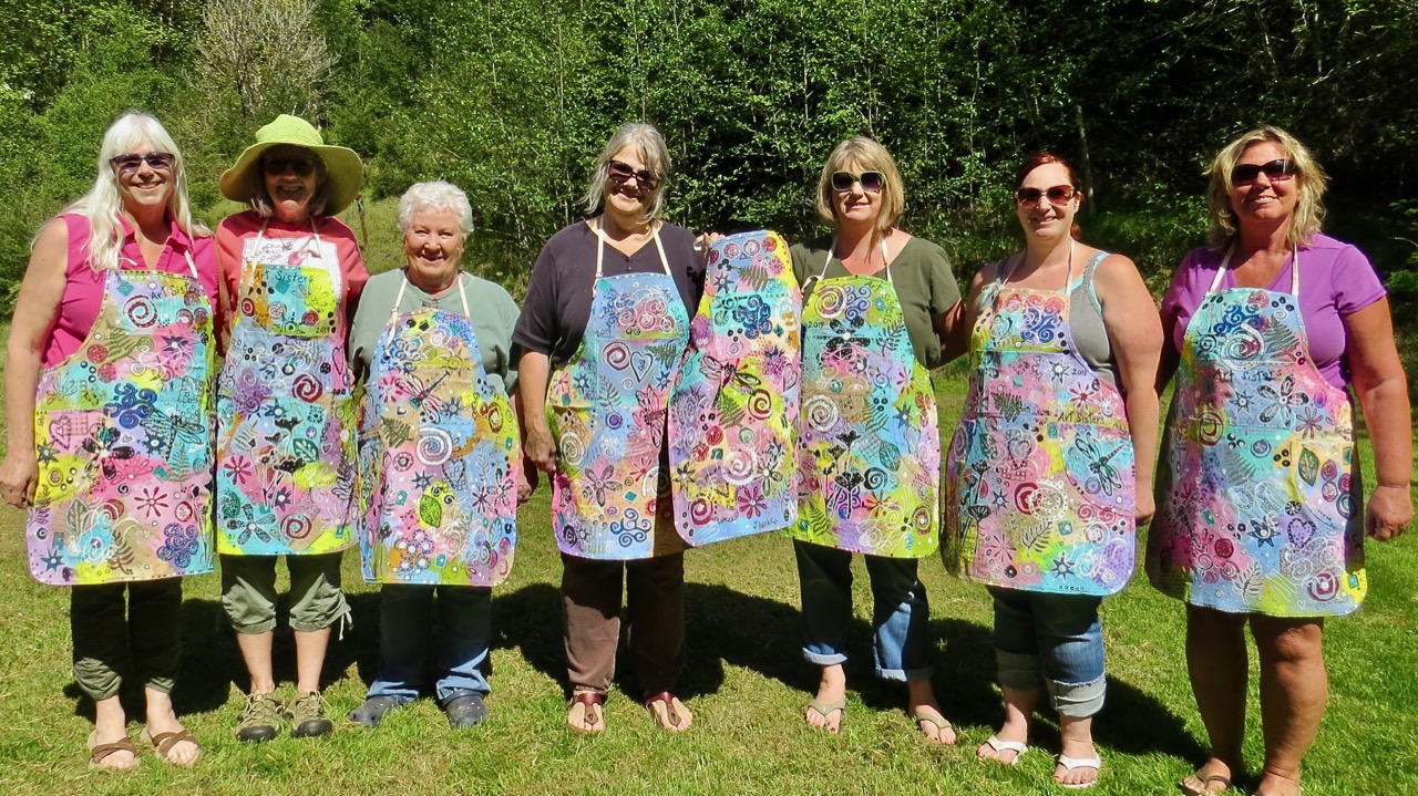 The Harlan Valley Quilters: Messy Painted Aprons...
