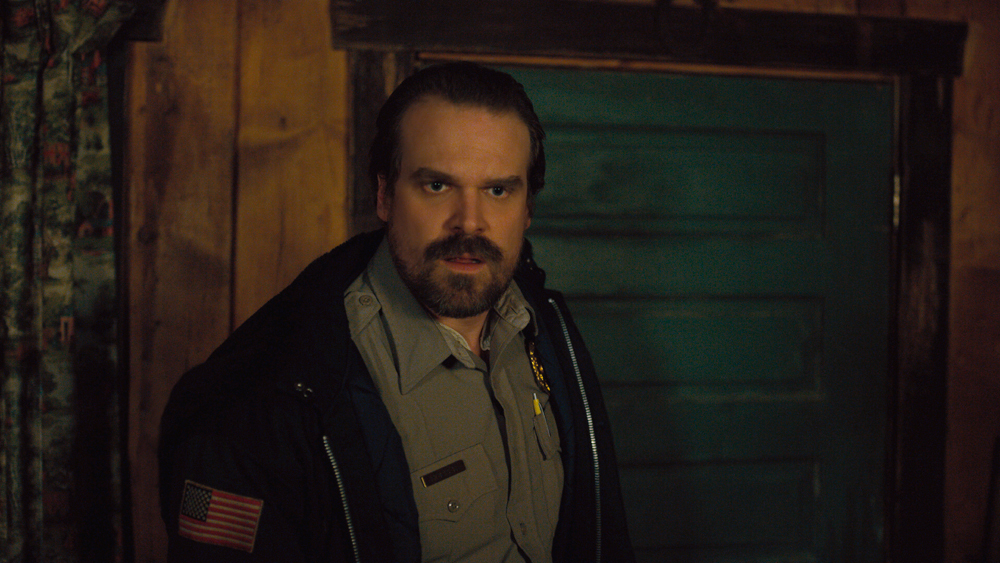 STRANGER THINGS - David Harbour parla di Hopper, della stagione 3 e di ...