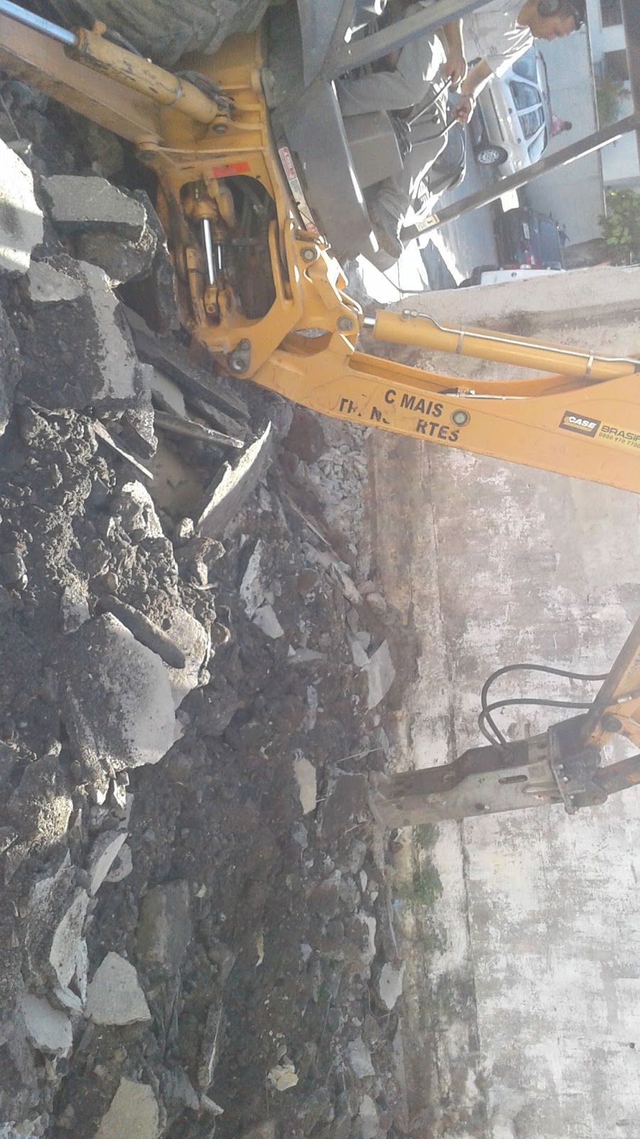 Locação de Retroescavadeira com rompedor hidráulico - Martelete ...