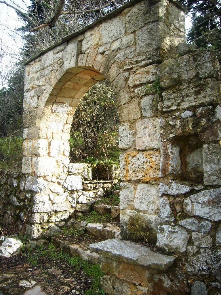 ΜΕΛΕΤΩ: ΠΑΡΝΗΘΑ. Η ΜΟΛΑ (το εκκλησάκι του Αγ. Πέτρου )