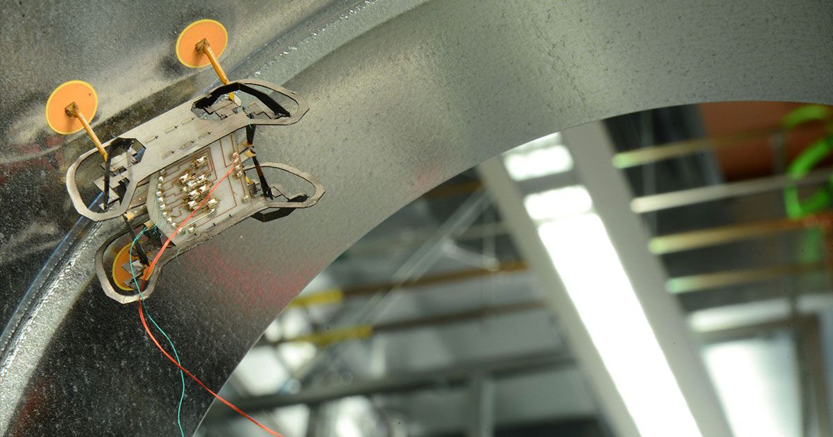 WATCH A TINY GECKO-LIKE ROBOT CLIMB UPSIDE DOWN