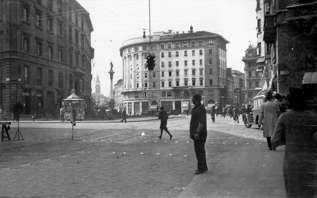 64 Amazing Photos Capture Street Scenes of Milan in the 1930s ~ Vintage ...