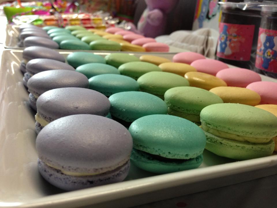Bella is baking: Rainbow macarons for Caroline