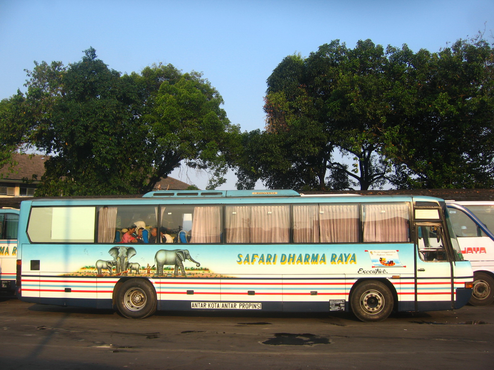 Halaman Blogger newbie ^-^: KAROSERI ADIPUTRO