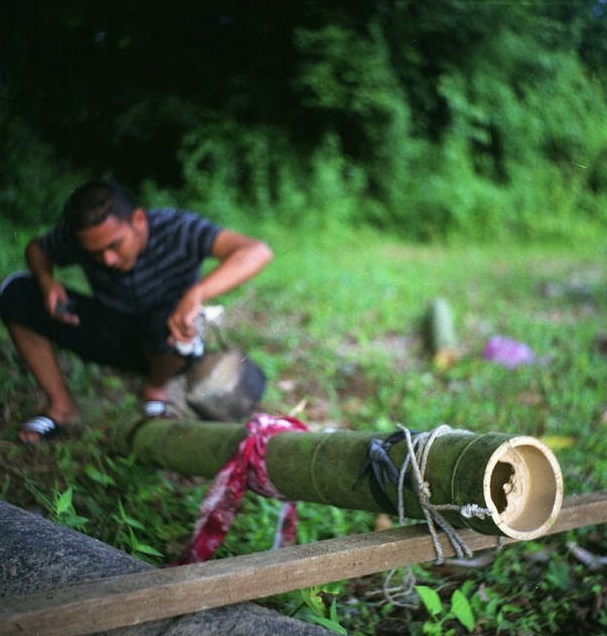 _AbangSunyi Dearhaniey: Meriam Buluh ~ Bahaya Atau Tradisi?