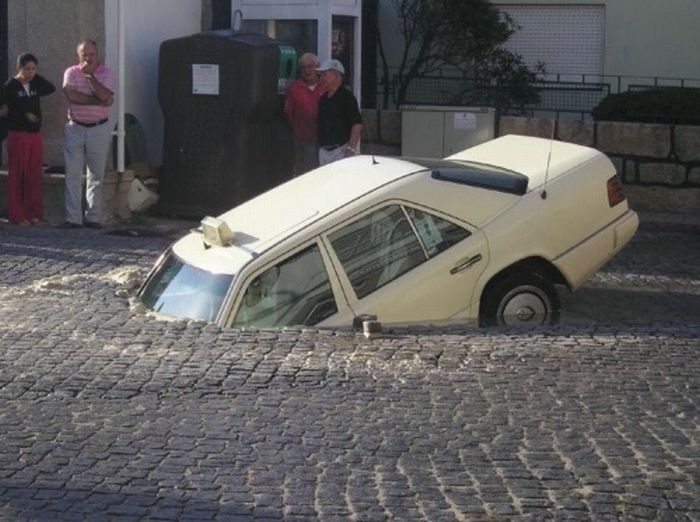 Funny Image Collection: Funny And Confusing Car Accidents!