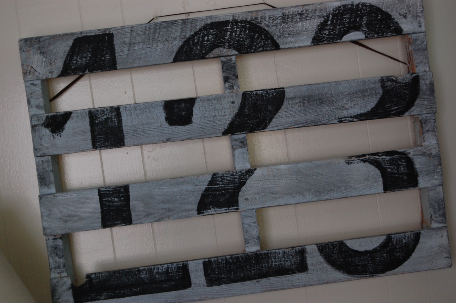 Creative Outlets of a Thrifty Minded Momma: Shipping Pallet Art