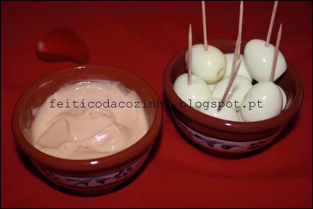 O Feitiço da Cozinha: Ovinhos com Molho Cocktail