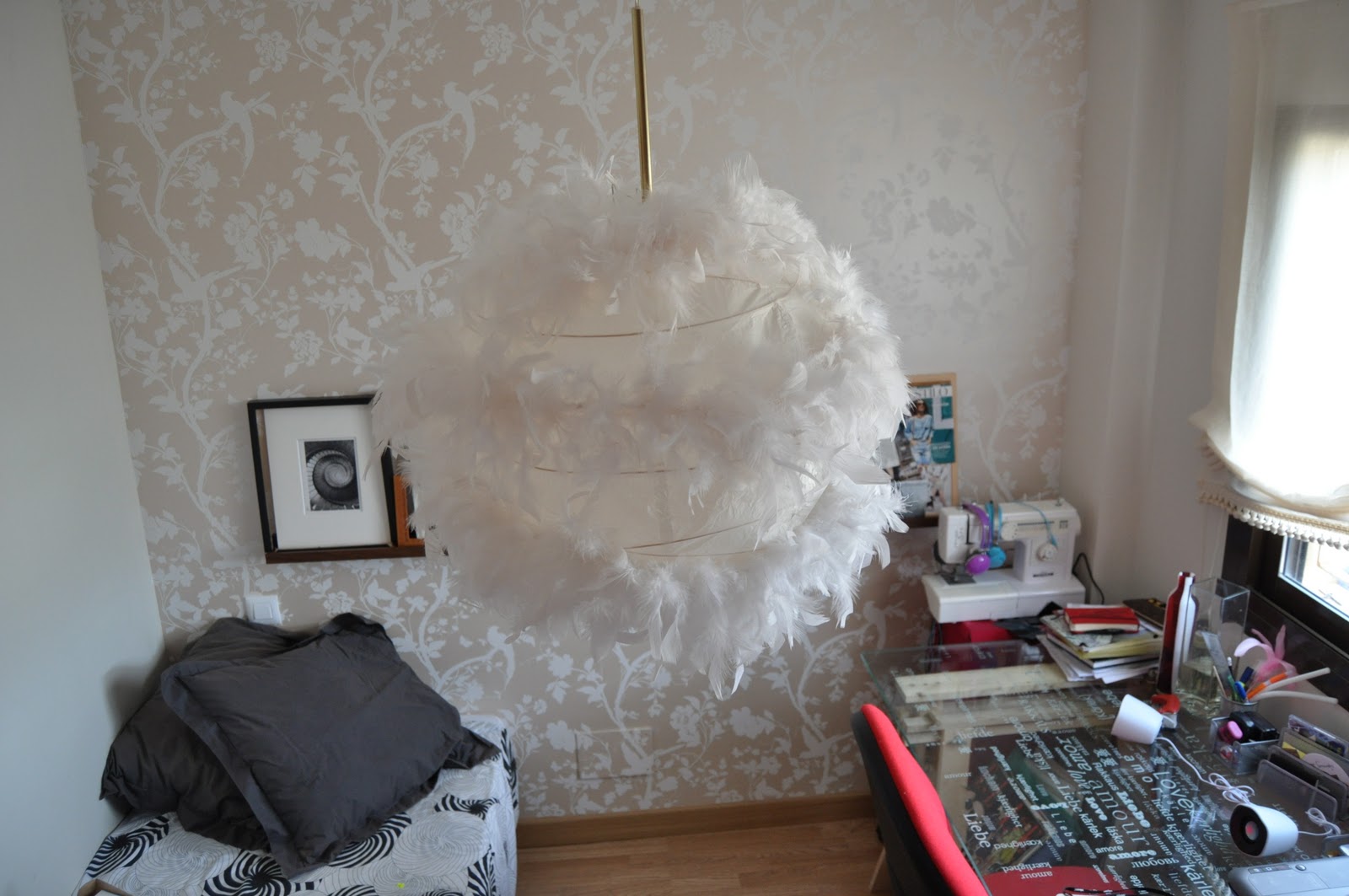 CÓMO DECORAR LÁMPARAS CON PLUMAS