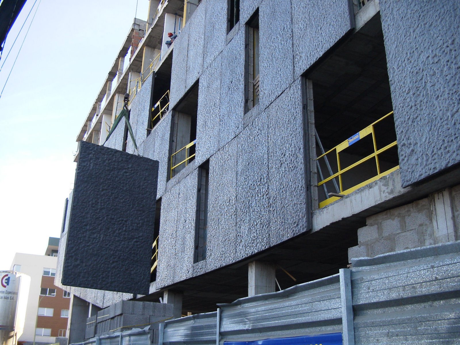Architectonic Concrete, S.L.: Textured building's façade. Las Palmas de ...