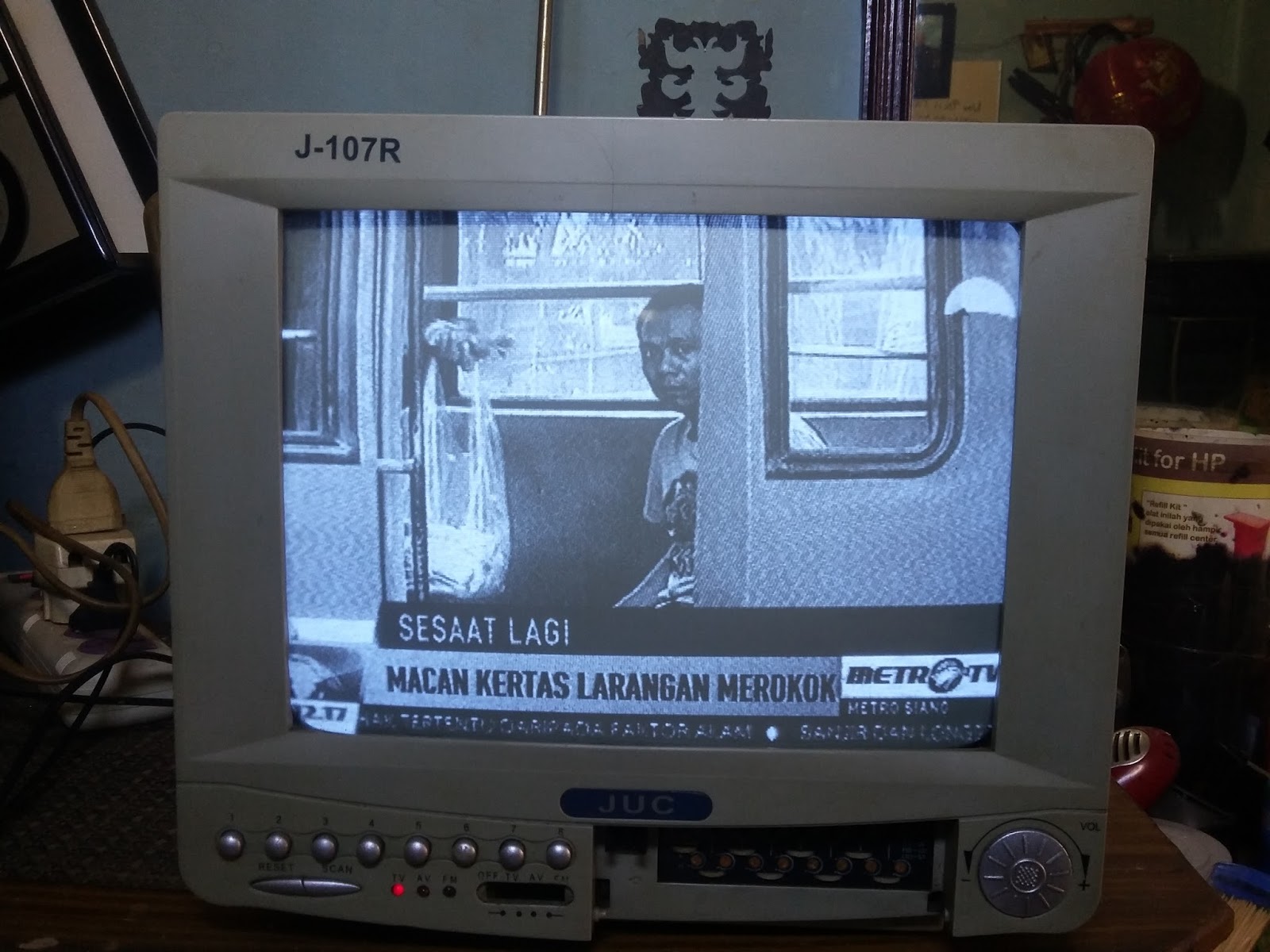 Toko Barang Bekas-ku: Kode EL017 : TV Jadul JUC 10 inch Nyala