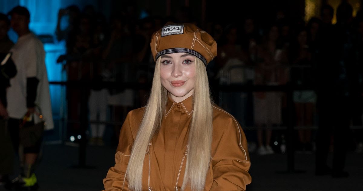 LE PAPARAZZI VIRTUEL: Sabrina Carpenter au défilé de mode Versace (Milan)